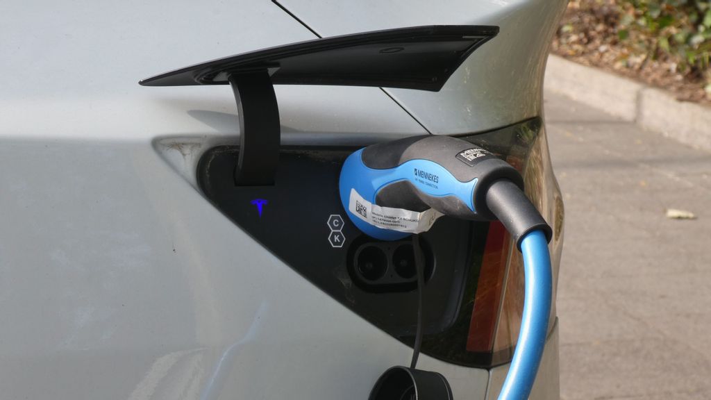 Debrett’s And Vauxhall Team Up To Create Electric Vehicle Etiquette Guide - MEA Magazine