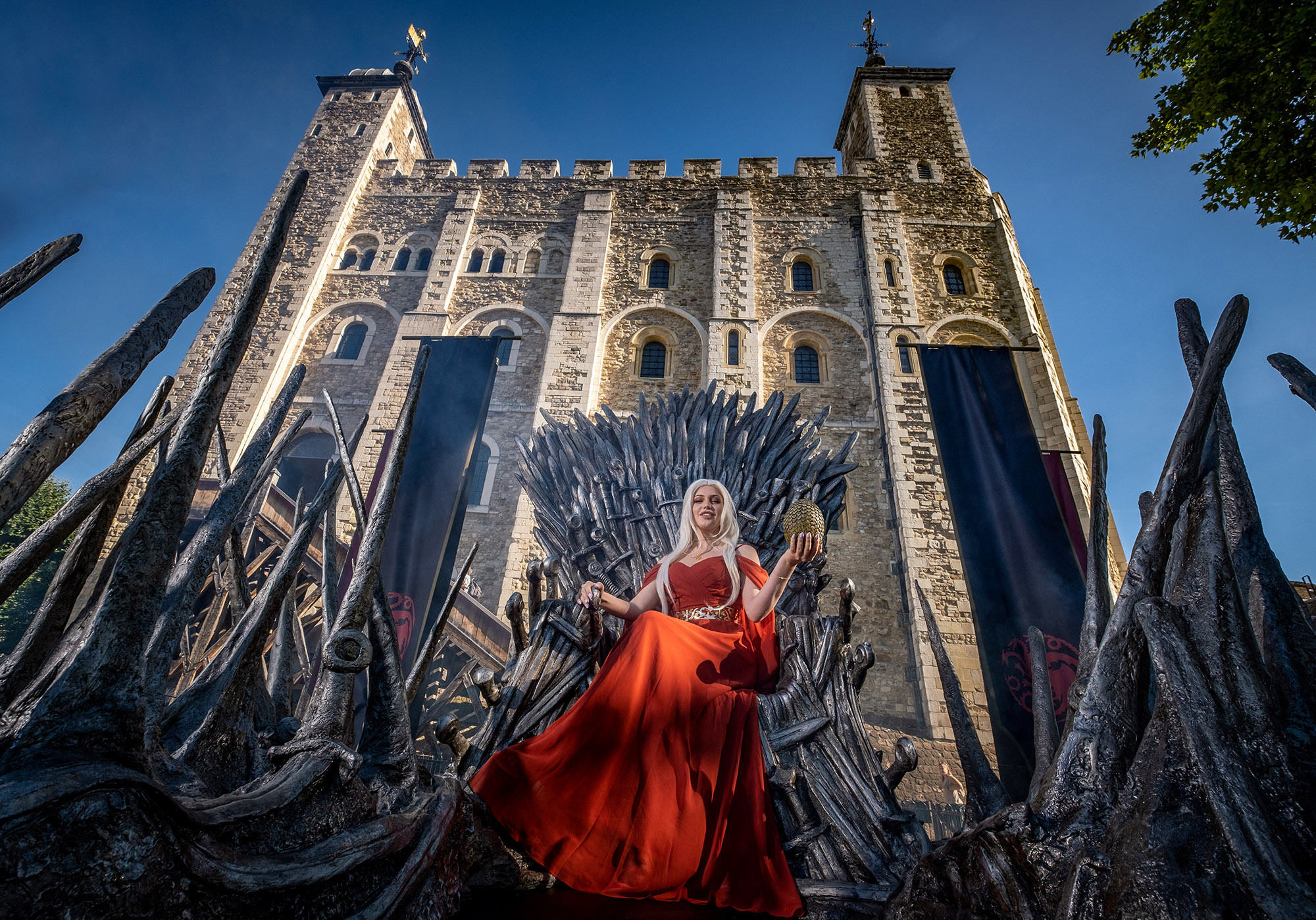 The Iron Throne From Game Of Thrones Goes On Display At The Tower Of ...