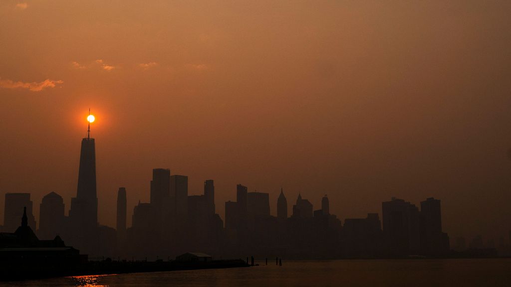 Wildfire Smoke Shrouds NYC And Northeast, Turning Skies Orange - MEA ...