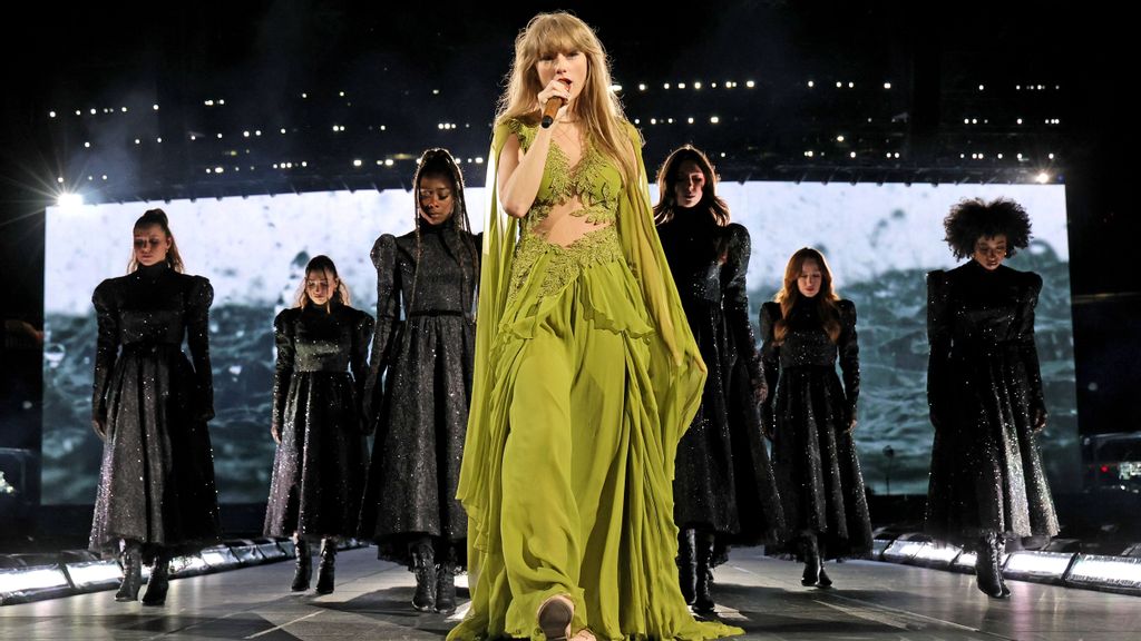 Taylor Swift Tour Sparks Unusual Trend Of Fans Wearing Adult Diapers At ...