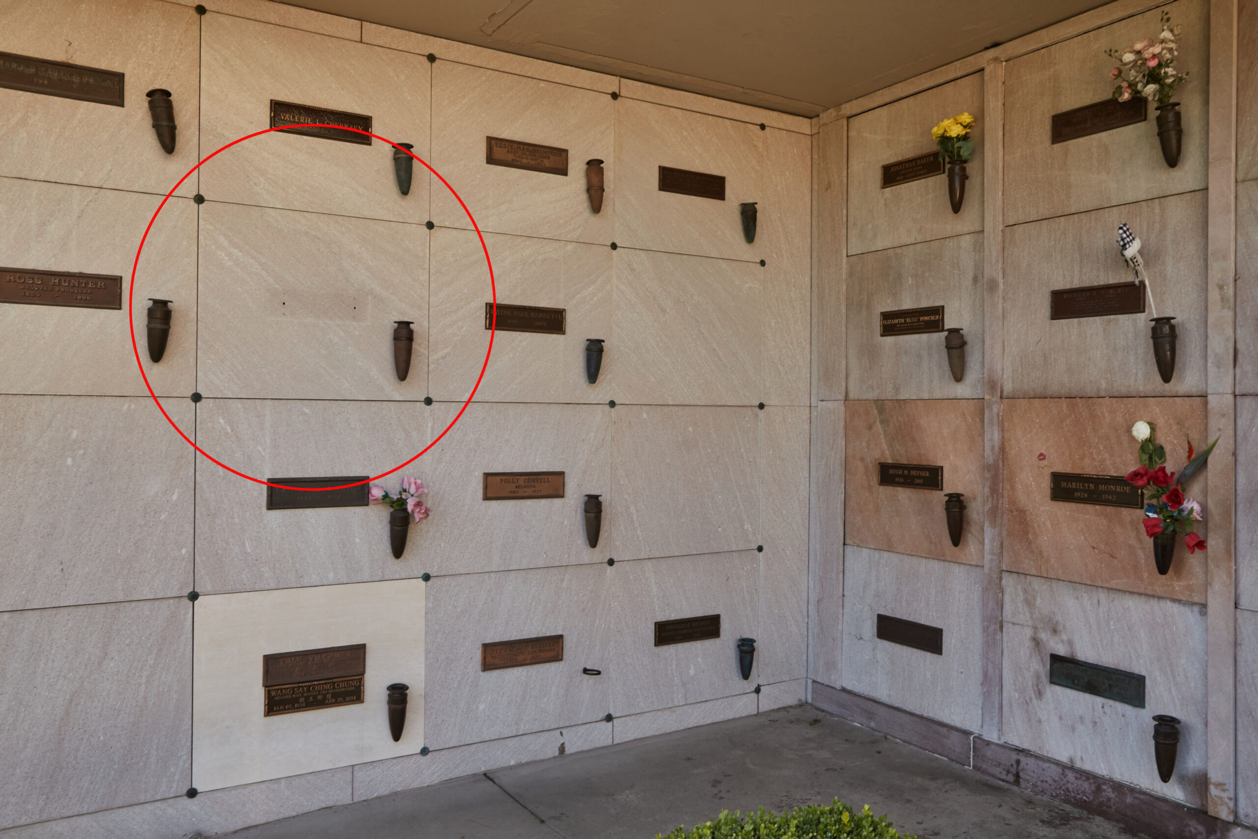 ‌Crypt Spot Next To Marilyn Monroe And Hugh Hefner Up For Auction ...